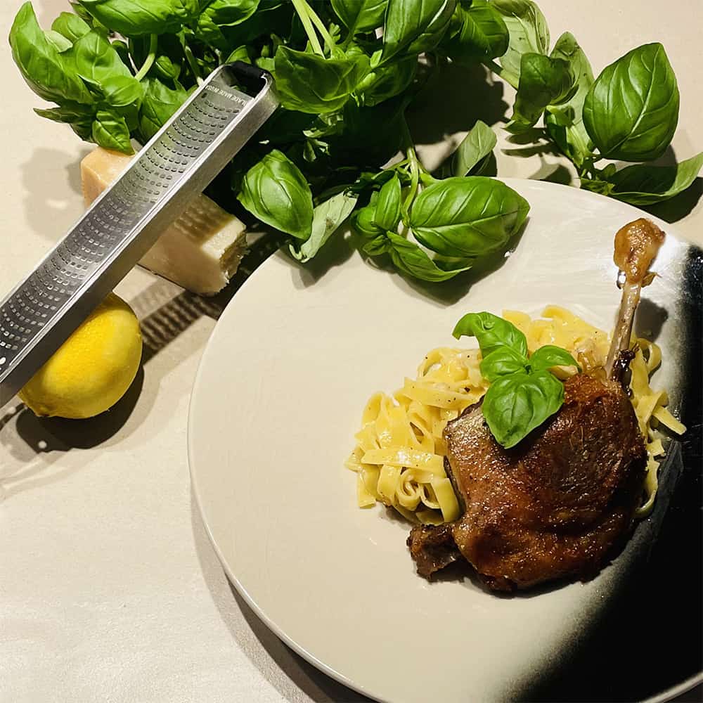 Recept | Pasta Parmigiano met krokant gebakken eendenbout - Hesseling Vlees